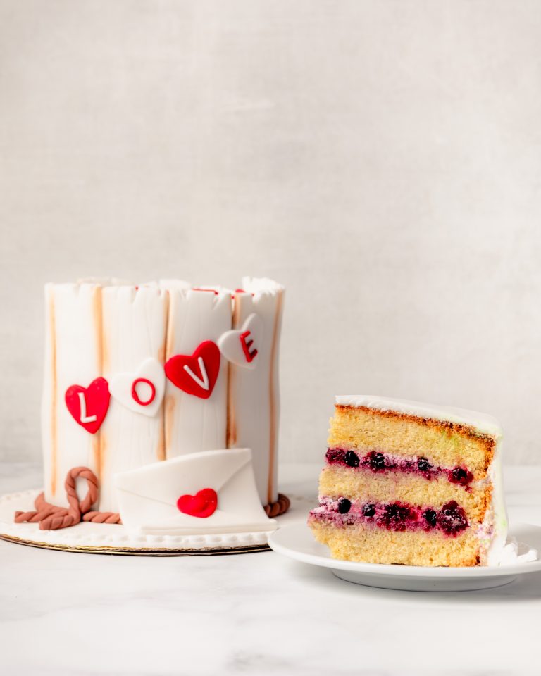 Ponqué vainilla - relleno de futos rojos - Pastelería Yanuba