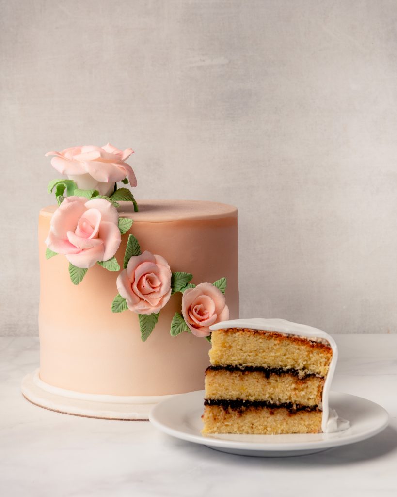 Ponque vainilla con relleno de chocolate - Pastelería Yanuba